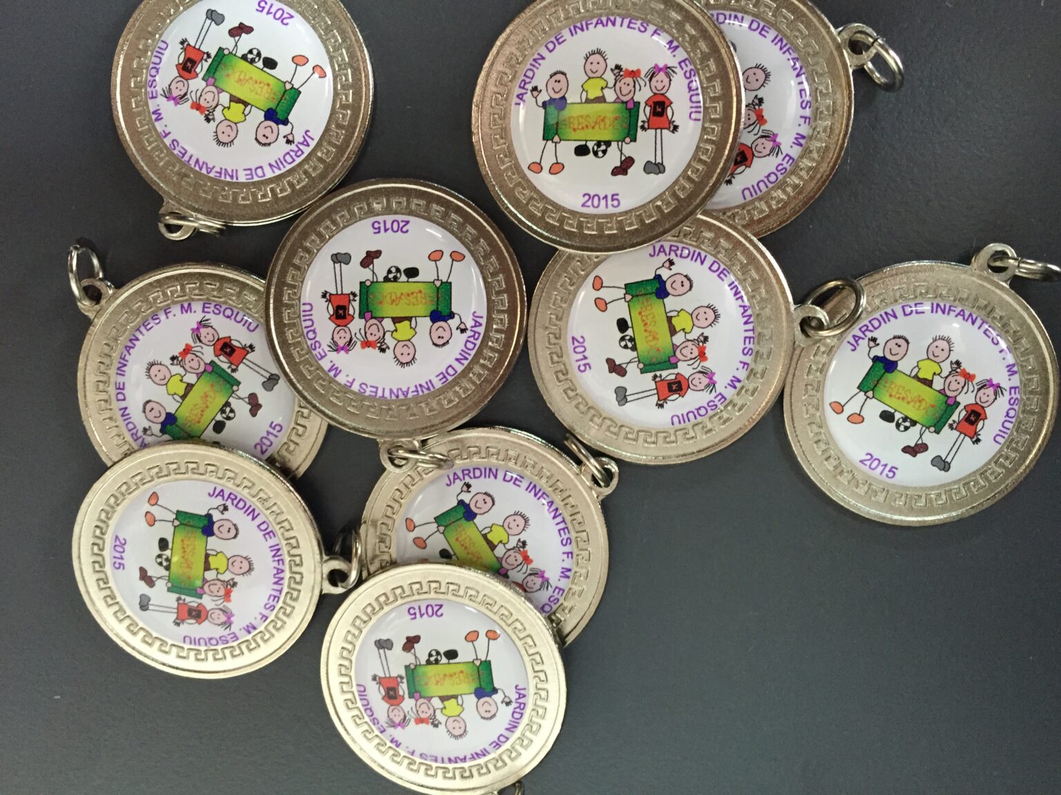 Medalla con Resina Sticker Color y Bordes Plateados 32mm - Medallas Ibarra