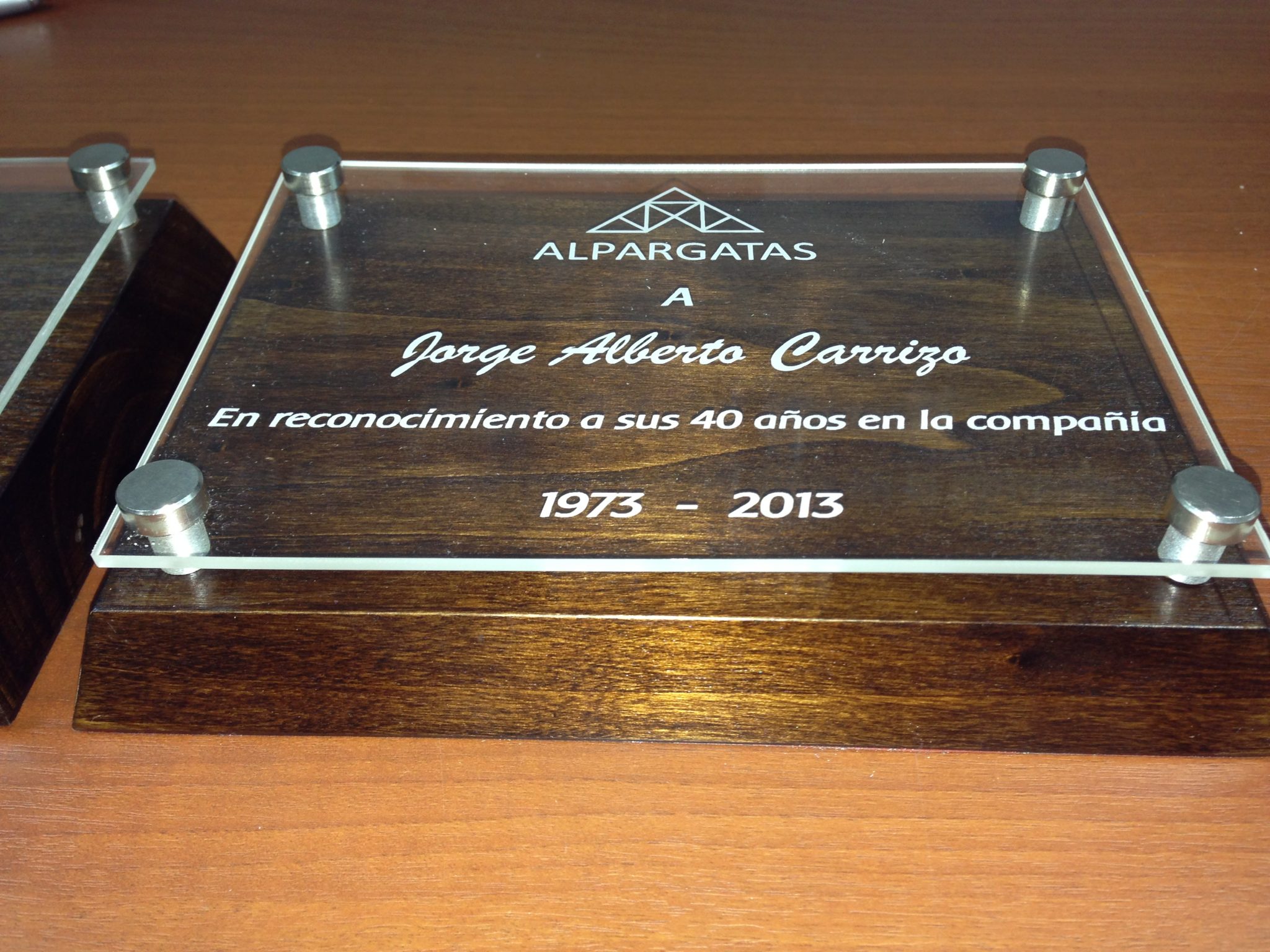 Plaqueta Base de Madera con Placa Acrílica y Botones de Bronce o Acero ...