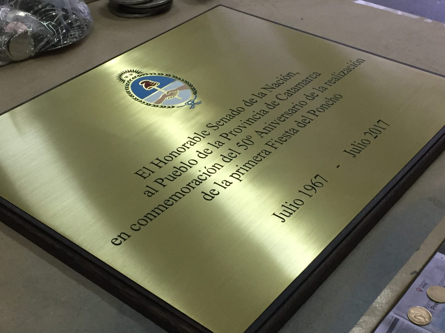 Plaqueta Base de Madera con Placa Metálica y Letras Fresadas Color ...